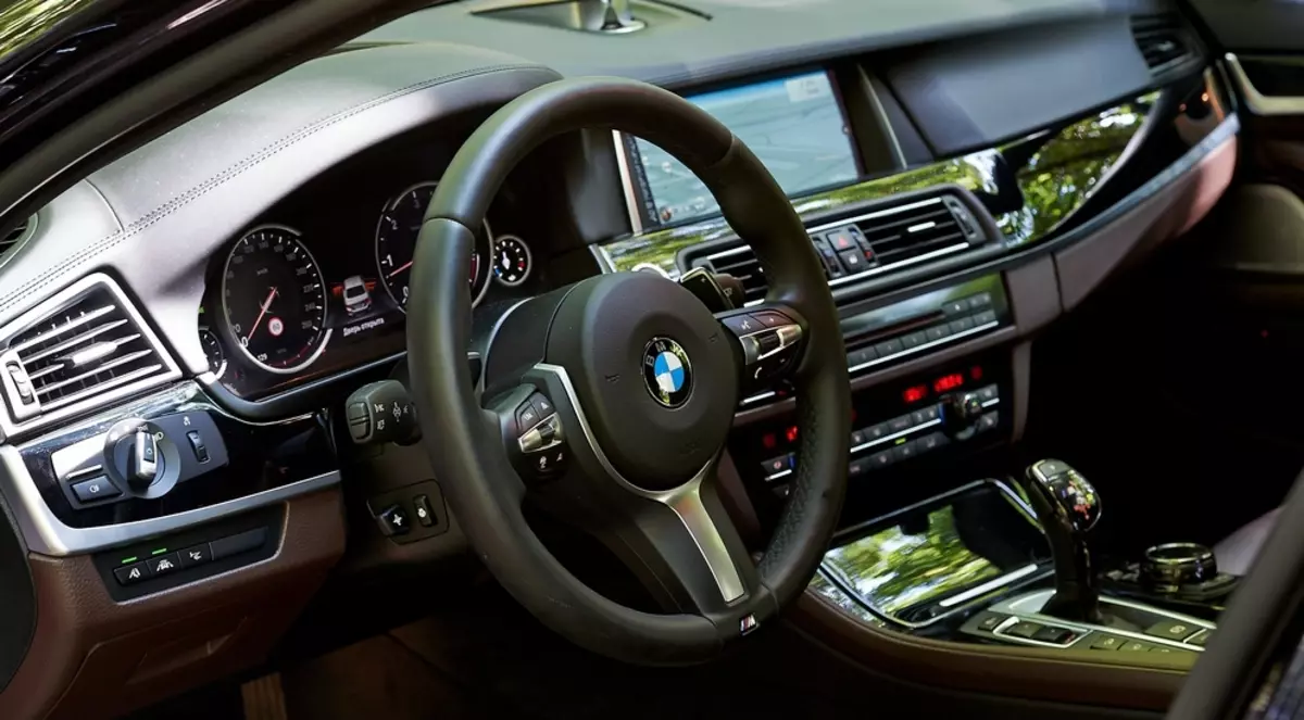 ტესტი Drive BMW M550D XDrive: ეს გიჟები, გიჟები, გიჟები დიზელი 8645_9