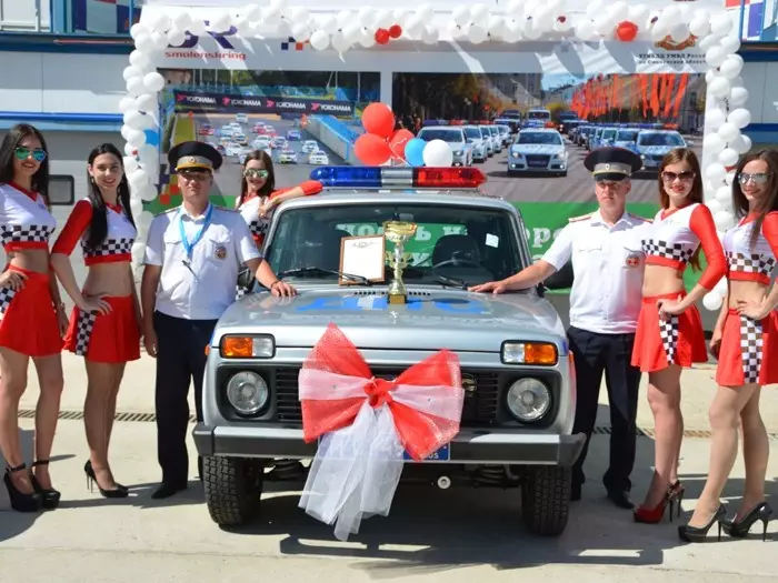 ٹریفک پولیس انسپکٹر نے Smolensk انگوٹی پر Lada 4x4 جیت لیا