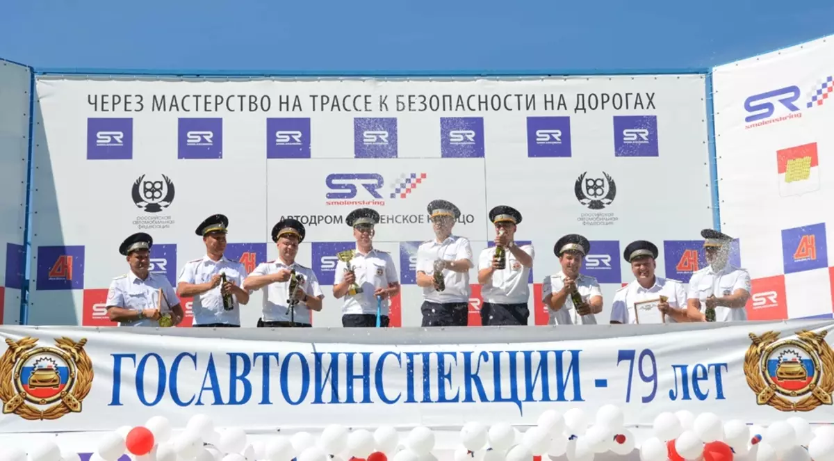 போக்குவரத்து பொலிஸ் ஆய்வாளர்கள் Smolensk வளையத்தில் Lada 4x4 வெற்றி பெற்றனர் 87_5