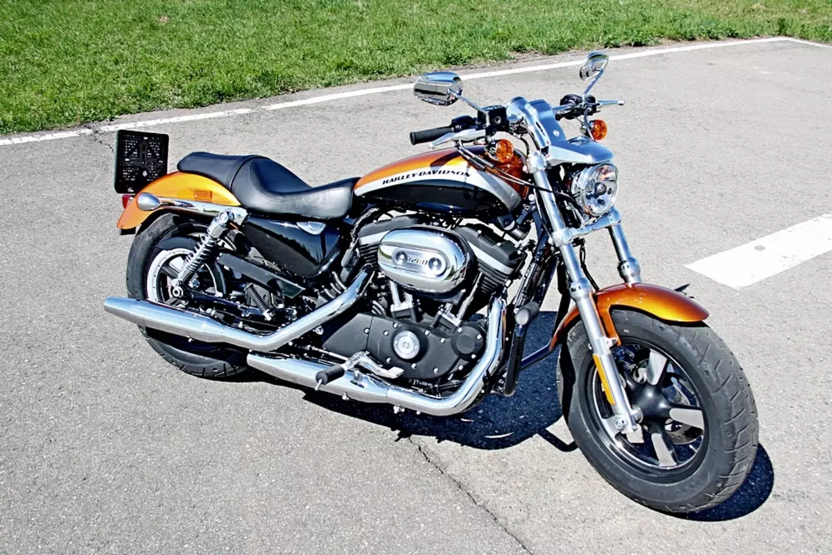 Hatley-Davidson xl1200 ca тестілеу жетегі Ca Sportster Custom: қалалық темір