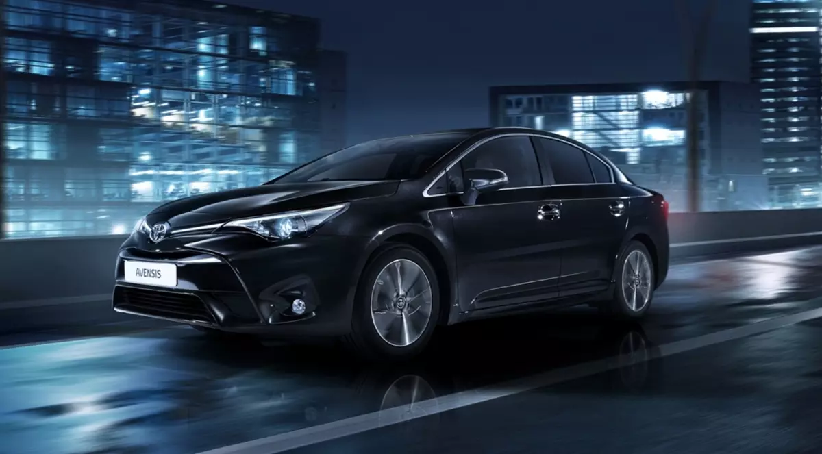 "Toyota" papasakojo apie variklius ir įrengti naują "Avensis"