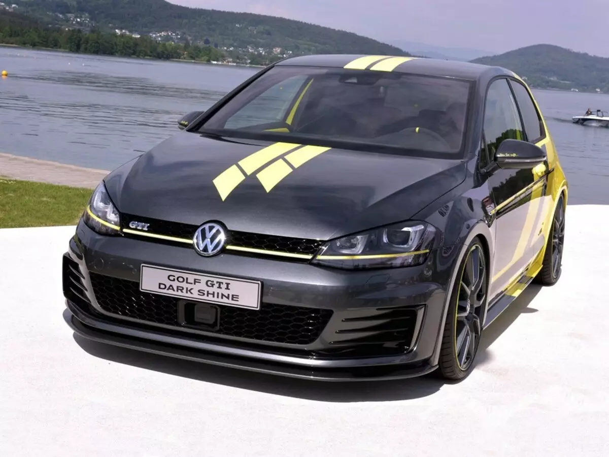 I-volkswagen encane eyishumi nantathu i-Volkswagen Golf enkulu ohlangothini olumnyama