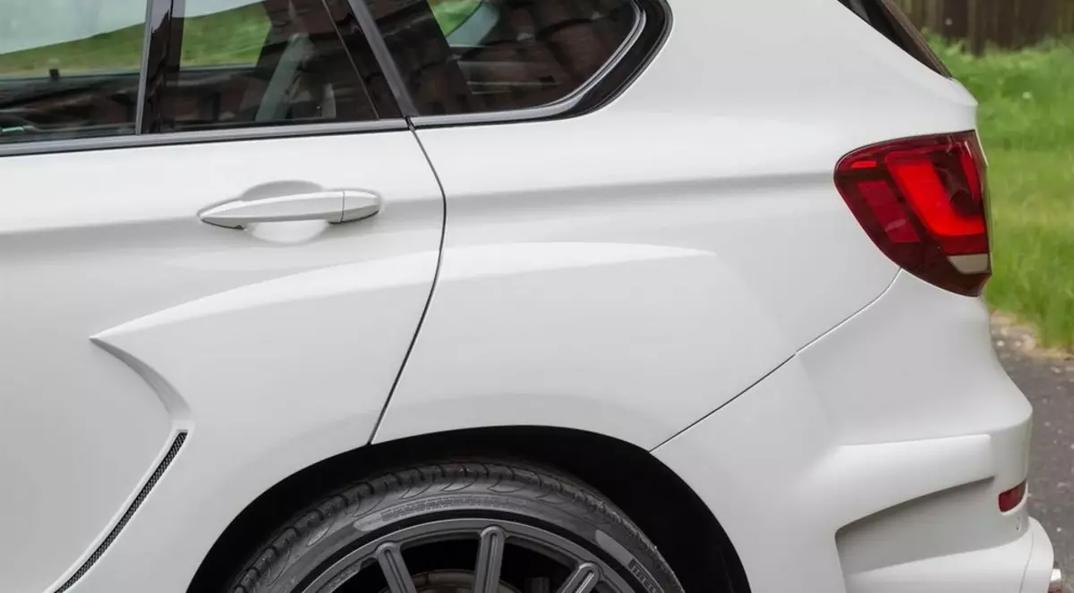 Ang BMW X5 ay nakatanggap ng isang malawak na bodycite sa kanyang sariling bayan 96_16