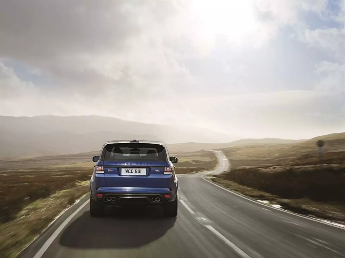 O máis poderoso Range Rover Sport SVR custará case un millón de rublos máis que a versión habitual 9997_11