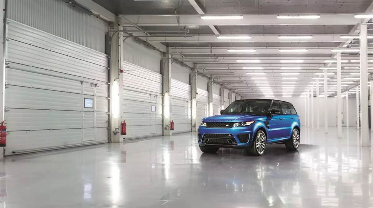 O máis poderoso Range Rover Sport SVR custará case un millón de rublos máis que a versión habitual 9997_13