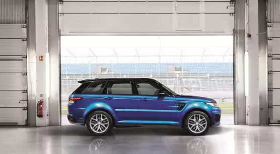 O máis poderoso Range Rover Sport SVR custará case un millón de rublos máis que a versión habitual 9997_15