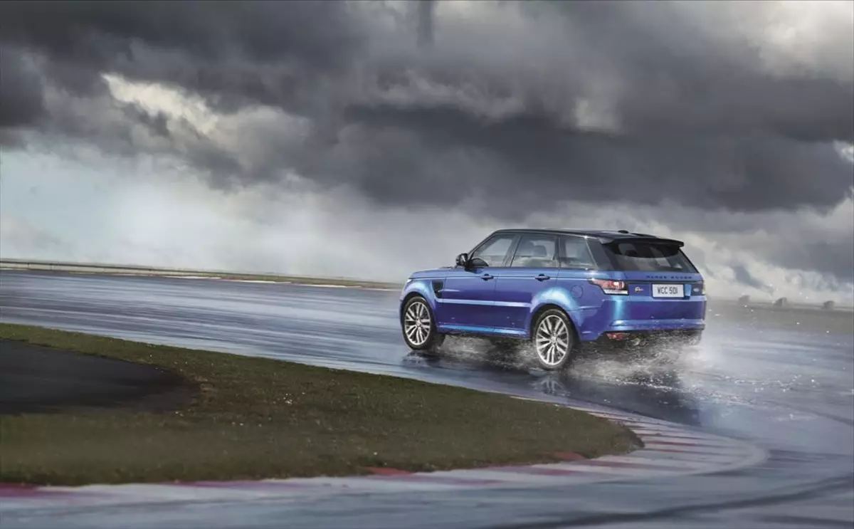 O máis poderoso Range Rover Sport SVR custará case un millón de rublos máis que a versión habitual 9997_2