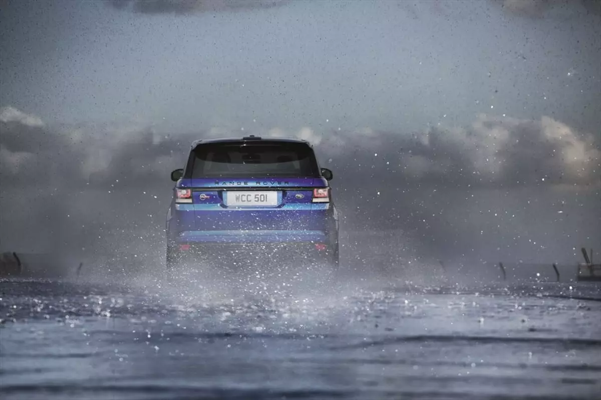 O máis poderoso Range Rover Sport SVR custará case un millón de rublos máis que a versión habitual 9997_3