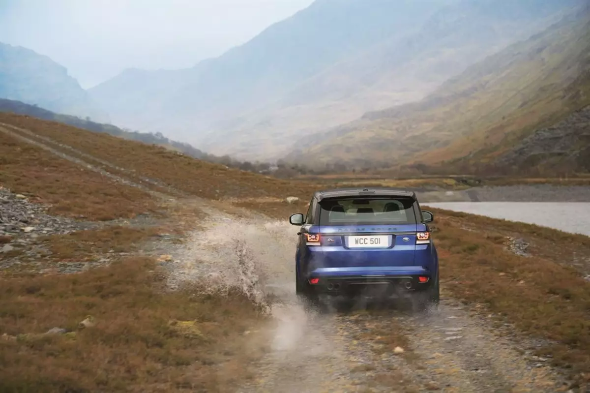 O máis poderoso Range Rover Sport SVR custará case un millón de rublos máis que a versión habitual 9997_8