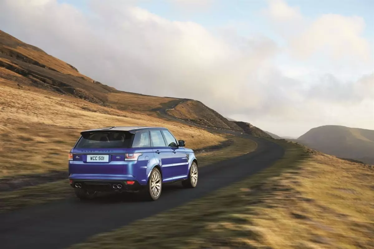 O máis poderoso Range Rover Sport SVR custará case un millón de rublos máis que a versión habitual 9997_9